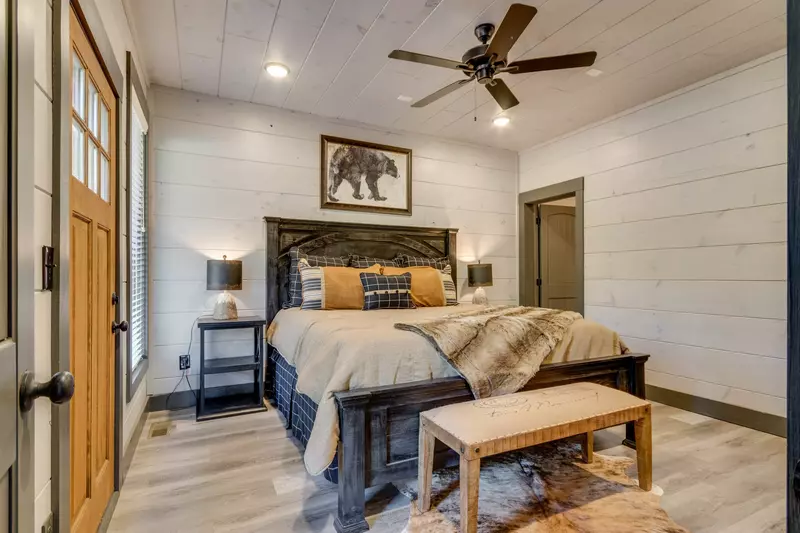 BEAR MOUNTAIN LODGE - 18 bedroom Cabin in Gatlinburg