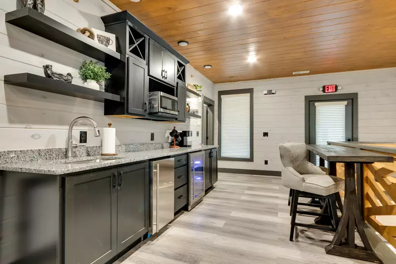 GRINNING BEAR RETREAT - 8 bedroom Cabin in Gatlinburg