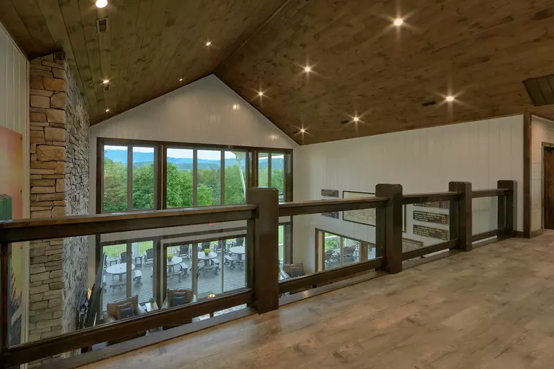 GRAND LECONTE LODGE - 21 bedroom Cabin in Pigeon Forge