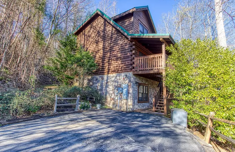 LAZY DAZE LODGE - 3 bedroom Cabin in Gatlinburg