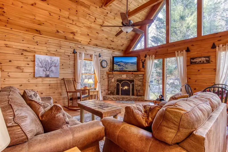 LAZY DAZE LODGE - 3 bedroom Cabin in Gatlinburg