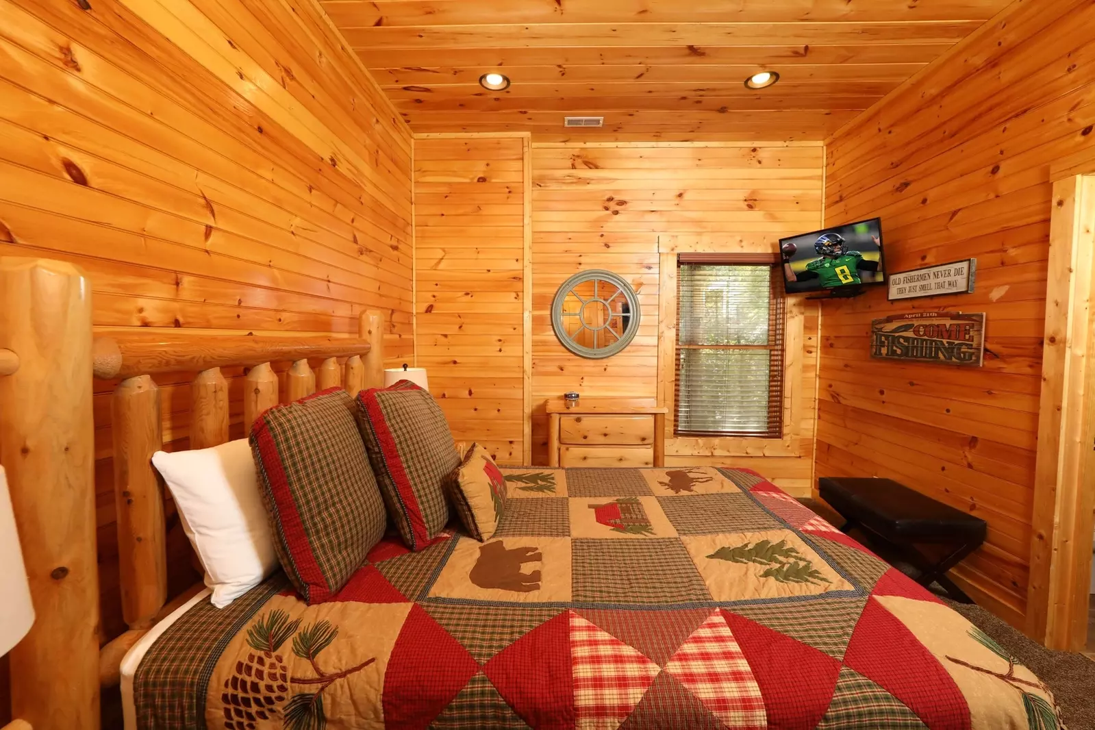SMOKY BEAR MANOR - 5 bedroom Cabin in Sevierville