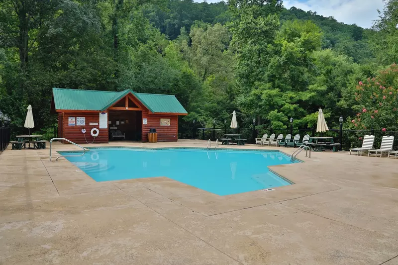 SMOKY BEAR MANOR - 5 bedroom Cabin in Sevierville