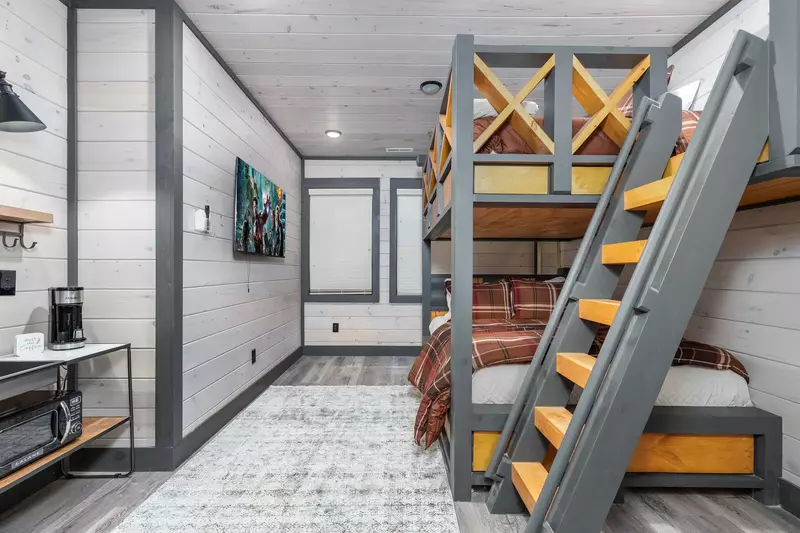 BEAR MOUNTAIN LODGE - 18 bedroom Cabin in Gatlinburg