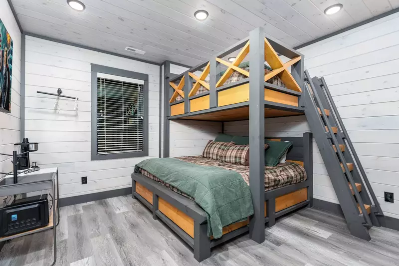 BEAR MOUNTAIN LODGE - 18 bedroom Cabin in Gatlinburg