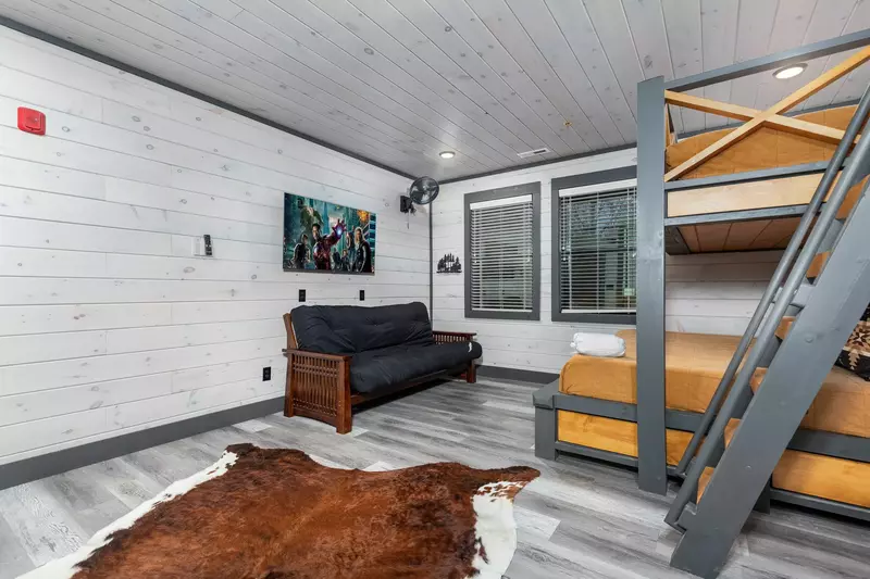 BEAR MOUNTAIN LODGE - 18 bedroom Cabin in Gatlinburg