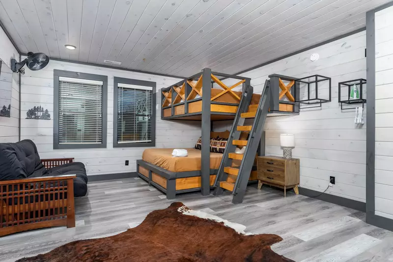 BEAR MOUNTAIN LODGE - 18 bedroom Cabin in Gatlinburg