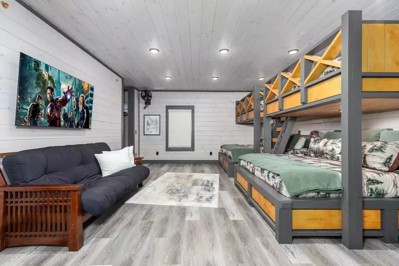 BEAR MOUNTAIN LODGE - 18 bedroom Cabin in Gatlinburg