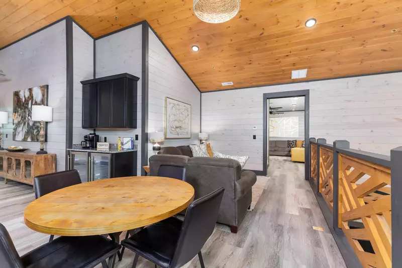 BEAR MOUNTAIN LODGE - 18 bedroom Cabin in Gatlinburg