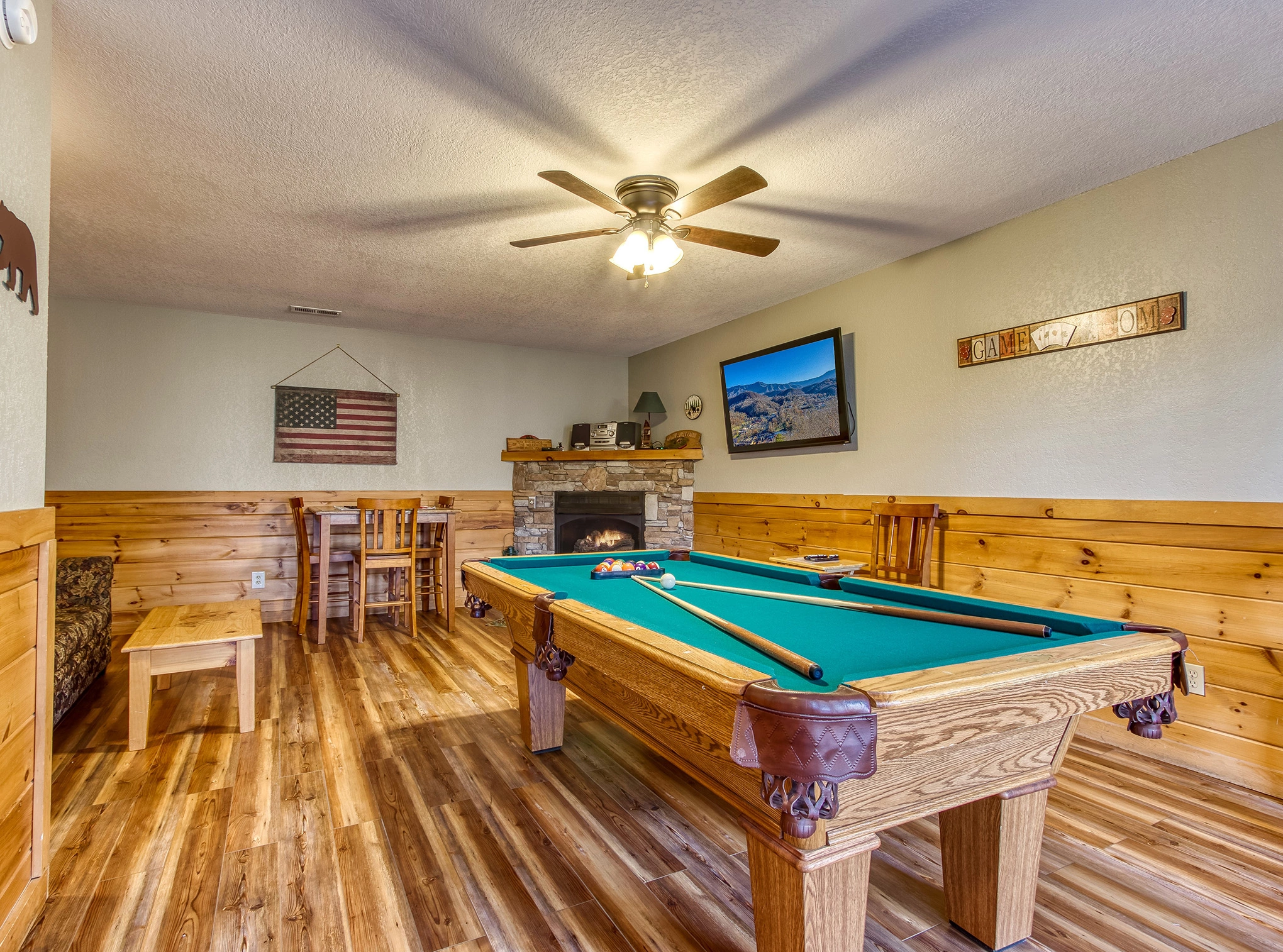 LAZY DAZE LODGE - 3 bedroom Cabin in Gatlinburg